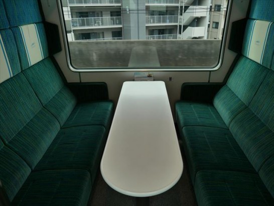 近鉄特急「しまかぜ」のサロン席に乗車。個室やカフェ車両も | おにぎりフェイス