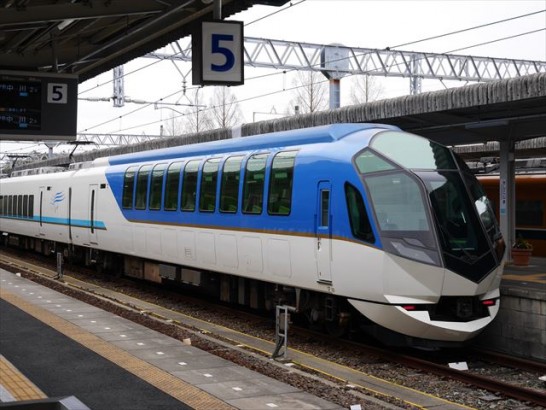 近鉄特急「しまかぜ」のサロン席に乗車。個室やカフェ車両も | おにぎりフェイス